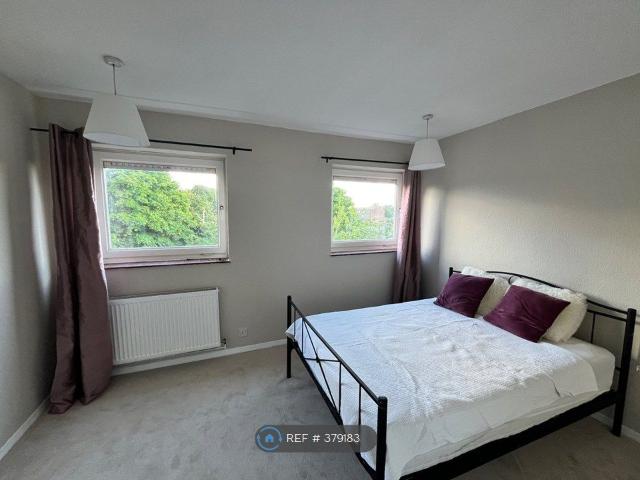 Arabella Drive, London SW15, 3 bed flat to rent, £2,650 pcm | PrimeLocation