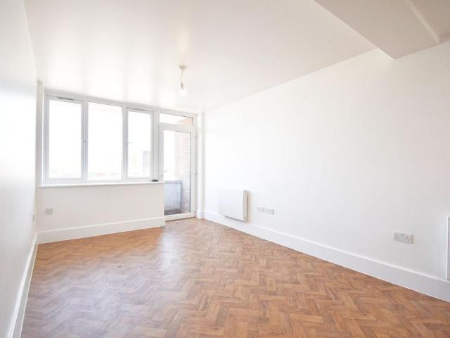 Araby Corner, Shepperton, TW17 1 bed apartment to rent £1,450 pcm £335 pw