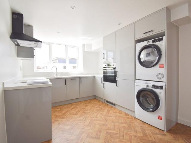 Araby Corner, Shepperton TW17, 1 bed flat to rent, £1,400 pcm | PrimeLocation