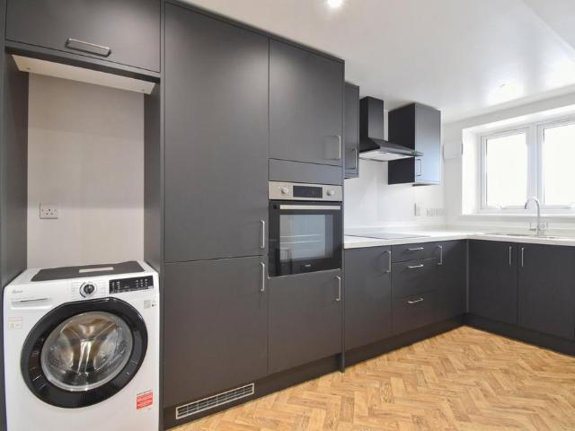Araby Corner, Shepperton, TW17 2 bed apartment to rent £1,600 pcm £369 pw