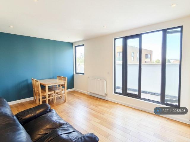 Aragon Court, London, W13 2 bed flat to rent £2,150 pcm £496 pw