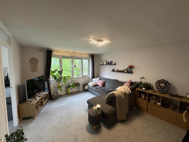 Aragon Close, Hemel Hempstead, HP2 2 bed flat to rent £1,600 pcm £369 pw
