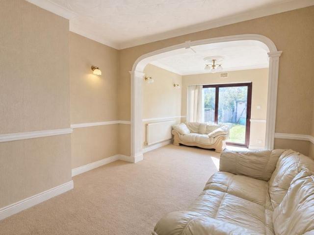 Arandora Crescent, Romford RM6 5 bed terraced house to rent £3,000 pcm £692 pw
