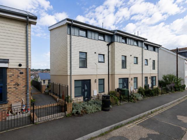 Arctic Road, Cowes PO31, 4 bed property to rent, £1,550 pcm | PrimeLocation