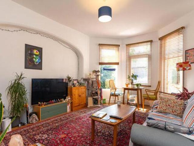 Arcadian Gardens, London, 1 Bedroom Flat