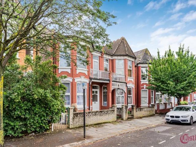 Arcadian Gardens, Wood Green London N22 3 bed flat to rent £2,100 pcm £485 pw
