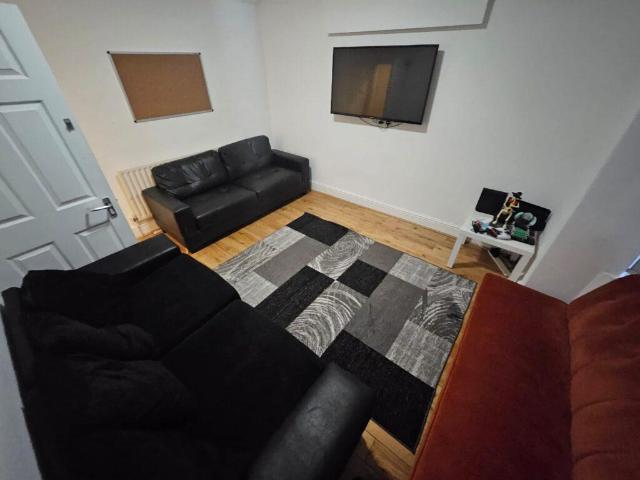 Archery Terrace, Woodhouse, Leeds. 6 bed end of terrace house to rent £3,211 pcm £741 pw