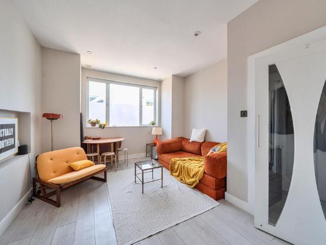 Archway Road, Highgate, London, N6 2 bed flat to rent £2,800 pcm £646 pw