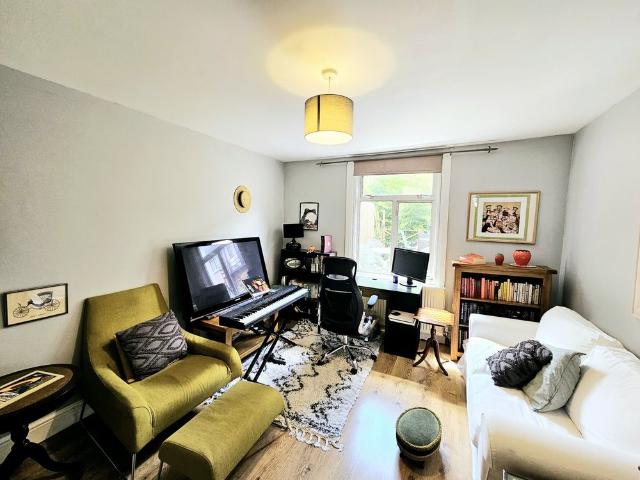 Archway Road, N6 4ER, Highgate