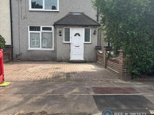 Arden Crescent, Dagenham, RM9 3 bed terraced house to rent £2,090 pcm £482 pw