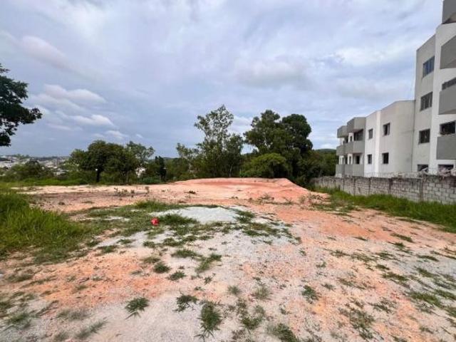Área com 1400 m² com excelente localização