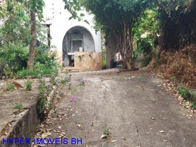 ÁREA DE 1.130 M²