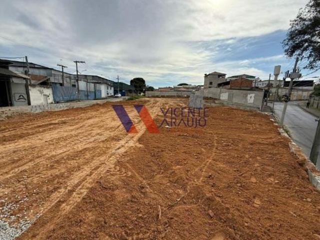 Área de 2500m² de esquina, a poucos metros da BR 381, com doca pronta, para Locação ou BTS