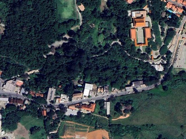 Área formada por 2 terrenos contíguos, totalizando ZUM 15.181,00 m²