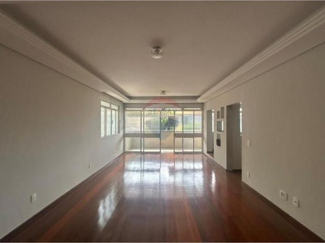 Área privativa com entrada independente com 4 dormitórios, uma suíte, três vagas de garagem, closet e jardim externo