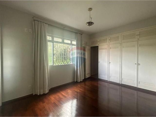Área privativa com entrada independente com 4 dormitórios, uma suíte, três vagas de garagem, closet e jardim externo