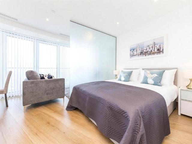 Arena Tower, London E14 Studio to rent £2,250 pcm £519 pw