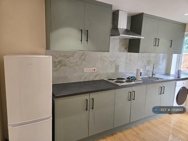 Argyle Road, Hounslow, TW3 3 bed flat to rent £2,500 pcm £577 pw