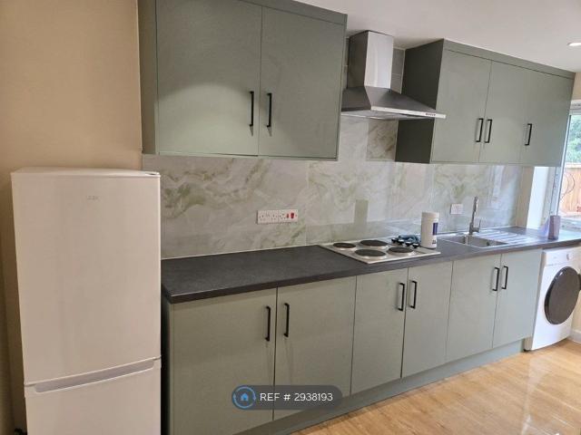 Argyle Road, Hounslow TW3, 3 bed flat to rent, £900 pcm | PrimeLocation