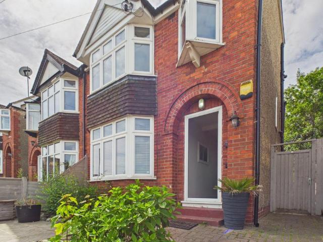 Argyle Road, Reading, Berkshire, RG1 3 bed semi detached house to rent £2,100 pcm £485 pw