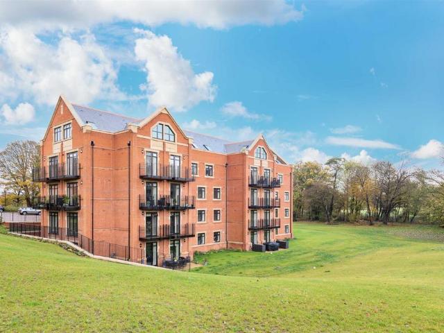 Argyll House, Royal Connaught Park. 3 bed flat to rent £3,600 pcm £831 pw