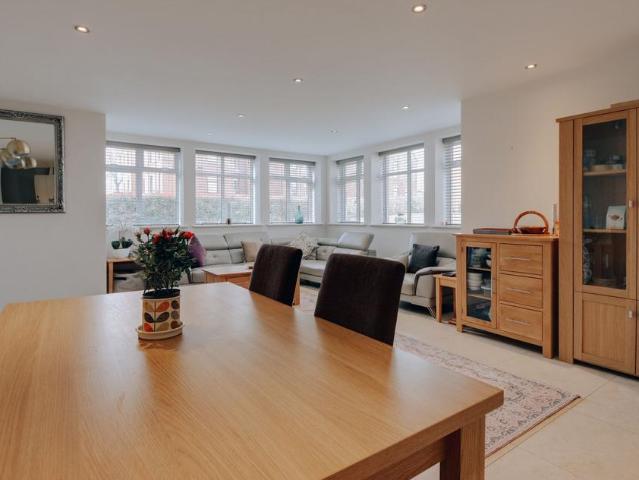Argyll House, Royal Connaught Park. 2 bed apartment to rent £2,500 pcm £577 pw