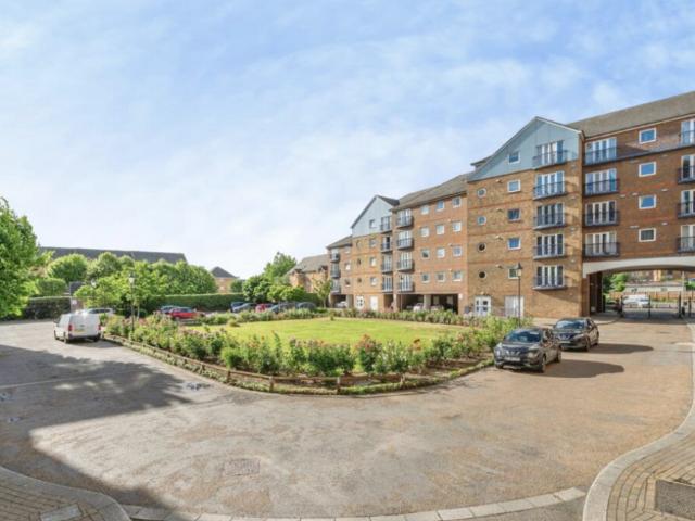 Argent Street Argent Court, Grays, RM17 2 bed flat to rent £1,600 pcm £369 pw