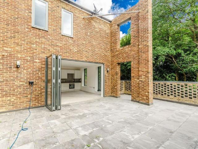 Aria Mews, Hanwell, London, W7 4 bed house to rent £3,450 pcm £796 pw