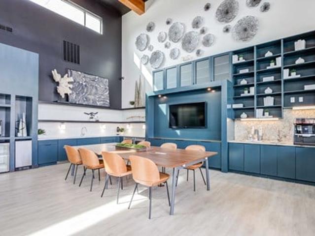 Arista Uptown Sophisticate