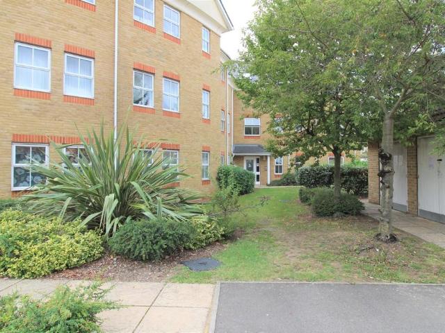 Arklay Close, Uxbridge 2 bed apartment to rent £1,700 pcm £392 pw