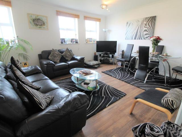 Arklay Close, Uxbridge UB8, 2 bed flat to rent, £1,650 pcm | PrimeLocation