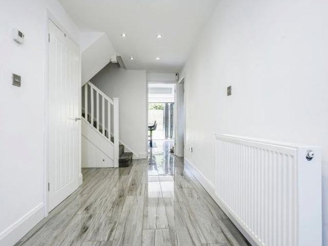 Arklow Drive, Hale Village