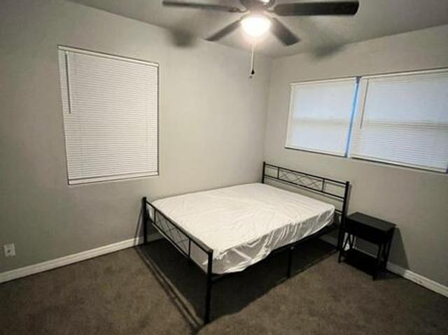 Arlington 4 minutes from Jacksonville University. Washer & Dryer in home