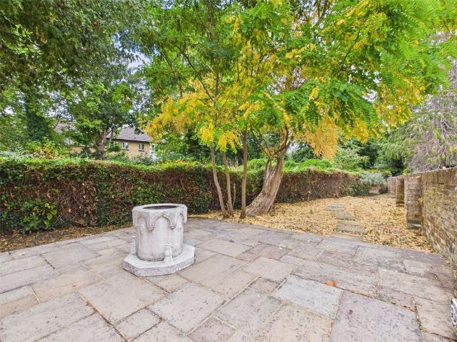 Arlington Close, East Twickenham, TW1