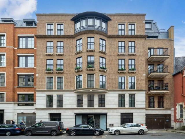 Arlington Street, London SW1A 2 bed flat to rent £19,998 pcm £4,615 pw