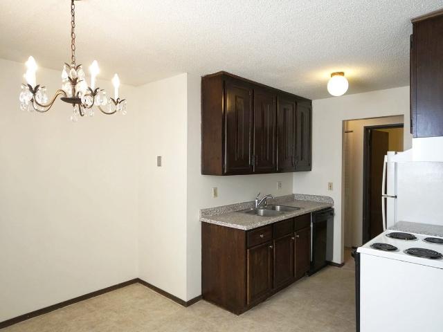 Arlington Place 2 Bedroom Apartment for Rent at 97 Arlington Ave W, St. Paul, MN 55117 North of Maryland