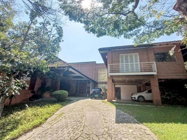 Arquitetura diferenciada. Residência exclusiva em condomínio na Granja Viana