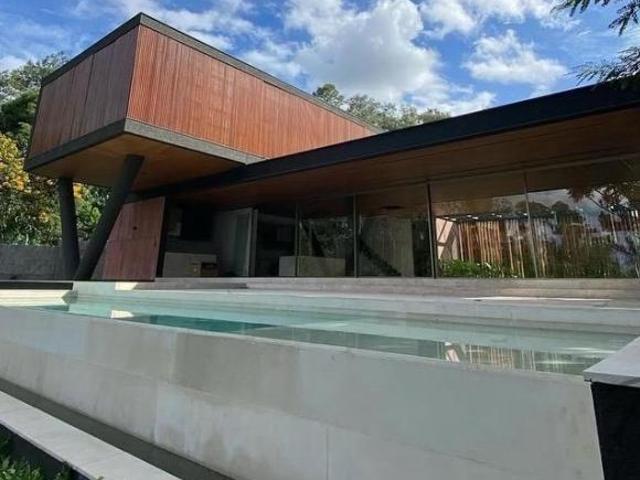 Arquitetura Impecável em Localização Privilegiada Mansão no Lago Azul