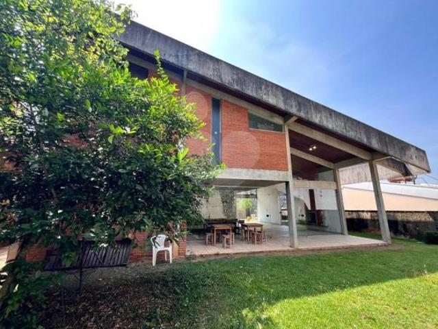 Arquitetura Moderna em Alto de Pinheiros — Casa Iluminada com 4 Dormitórios!