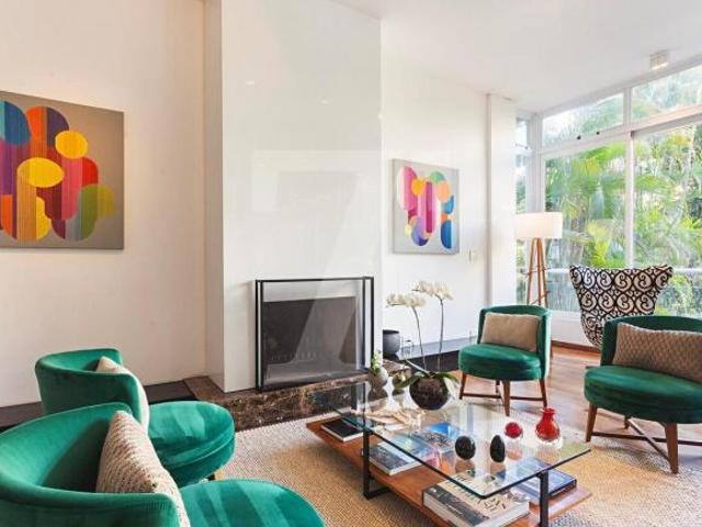 Arquitetura modernista integrada à natureza com ambientes amplos para receber bem!