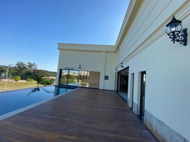 Arquitetura Neoclássica com Design Atemporal no Condomínio Saint Patrick