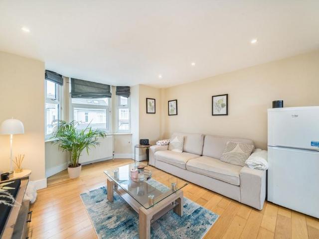 Arragon Gardens, London SW16 2 bed flat to rent £1,875 pcm £433 pw