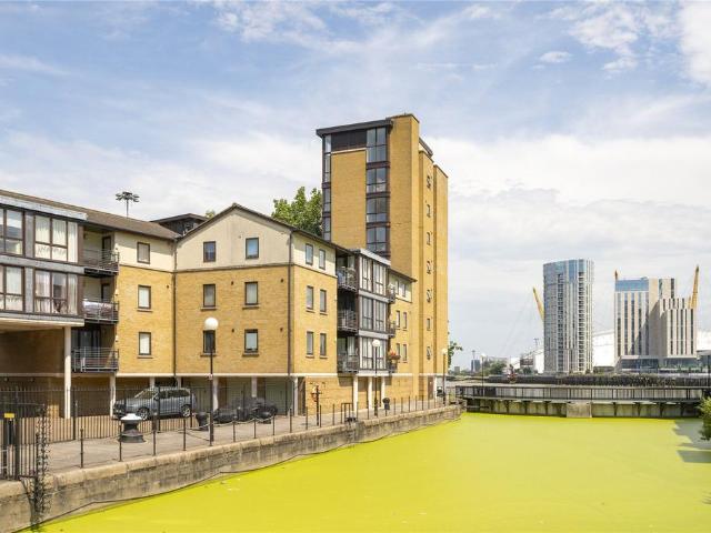 Arran House, Raleana Road, London, E14 2 bed flat to rent £2,650 pcm £612 pw