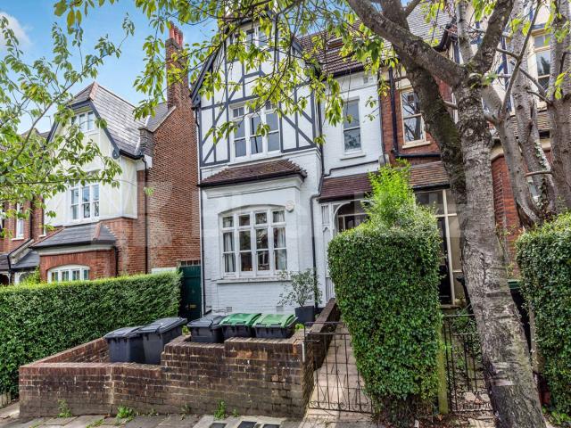 Arrange over 2 floors a recently painted and bright and airy 3 bedroom property
