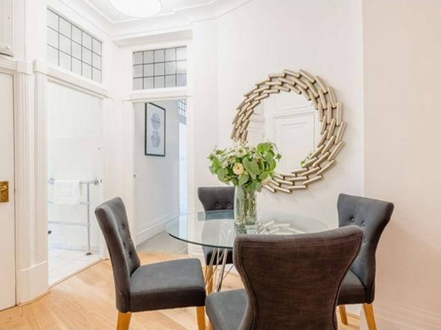 Art Deco Elegance: Ground Floor Garden Retreat