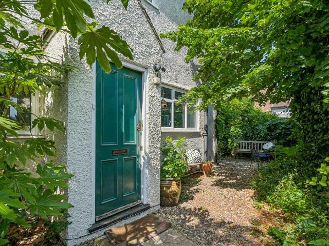 Arterberry Road, London SW20 2 bed detached house to rent £2,850 pcm £658 pw