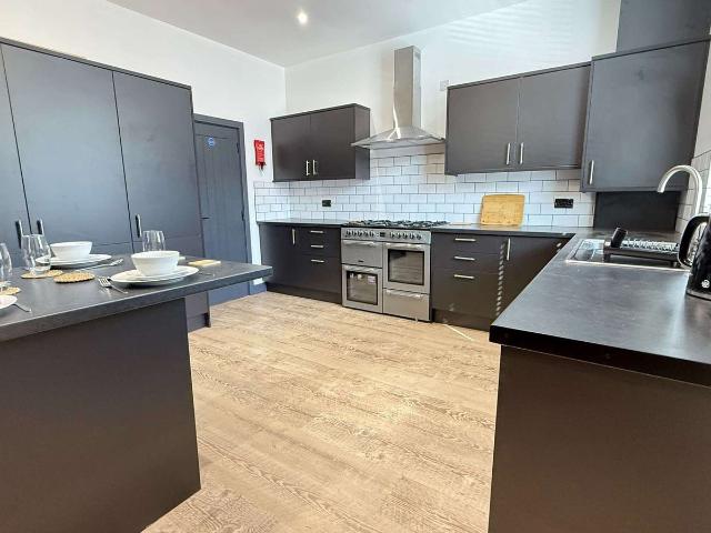 Arthington View, Hunslet, Leeds LS10, 2 bed shared accommodation to rent, £3,800 pcm | PrimeLocation