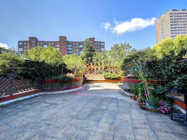 Arthur Court, Charlotte Despard Avenue, London SW11, 3 bed flat to rent, £2,850 pcm | PrimeLocation
