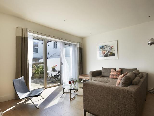 Arthur Street, Hove BN3 2 bed ground floor flat to rent £1,450 pcm £335 pw