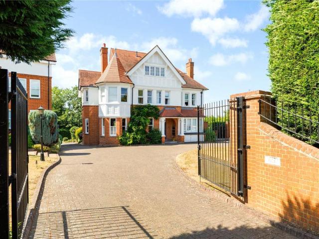 Arthur Road, London, SW19 2 bed flat to rent £2,750 pcm £635 pw